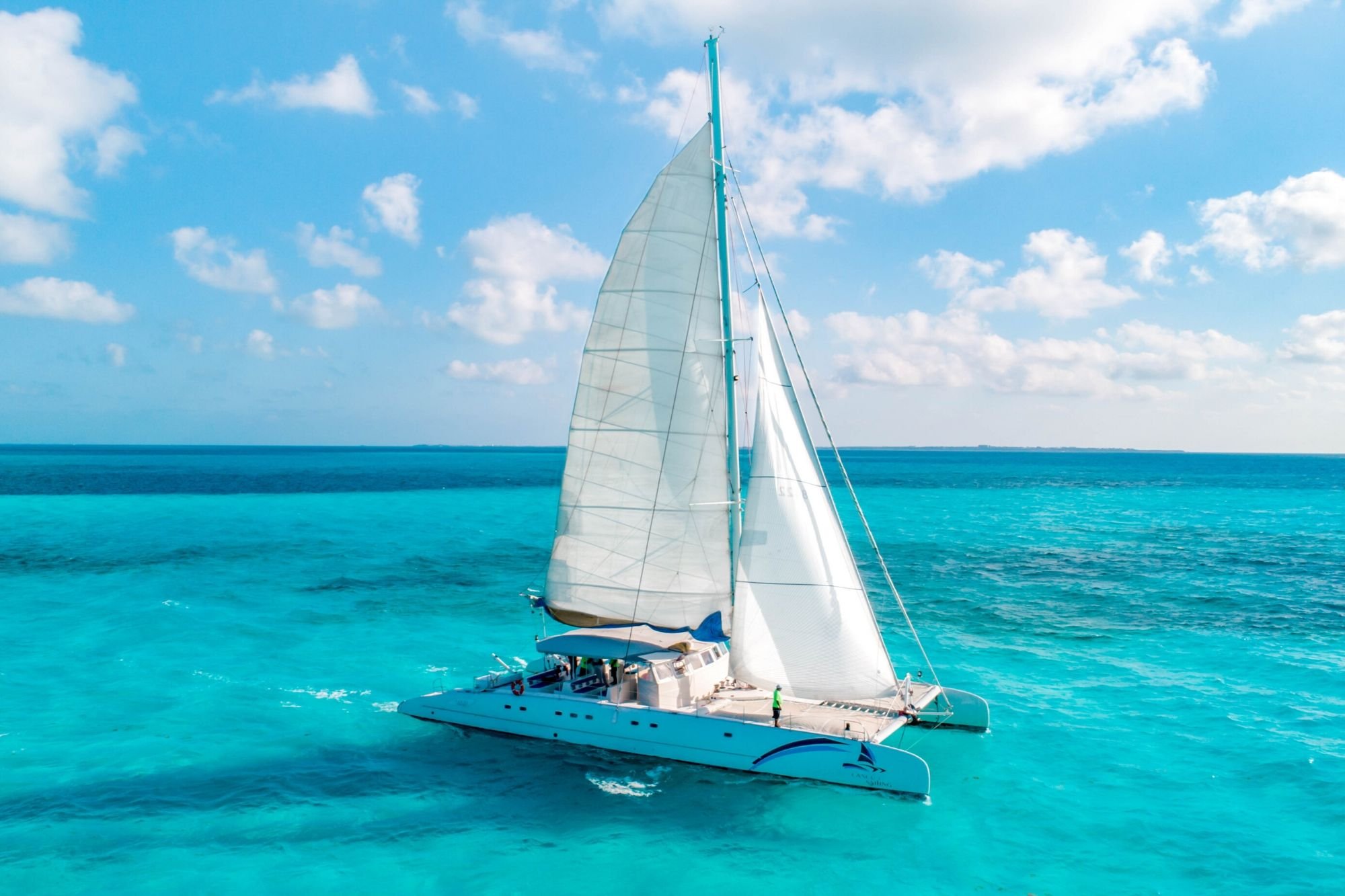 Tour privado a Isla Mujeres en catamarán para hasta 100 personas en Sea ...